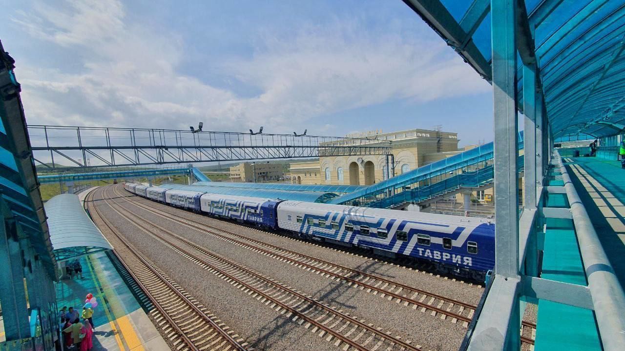 Пассажиров поезда из Петербурга доставили до Евпатории на автобусах